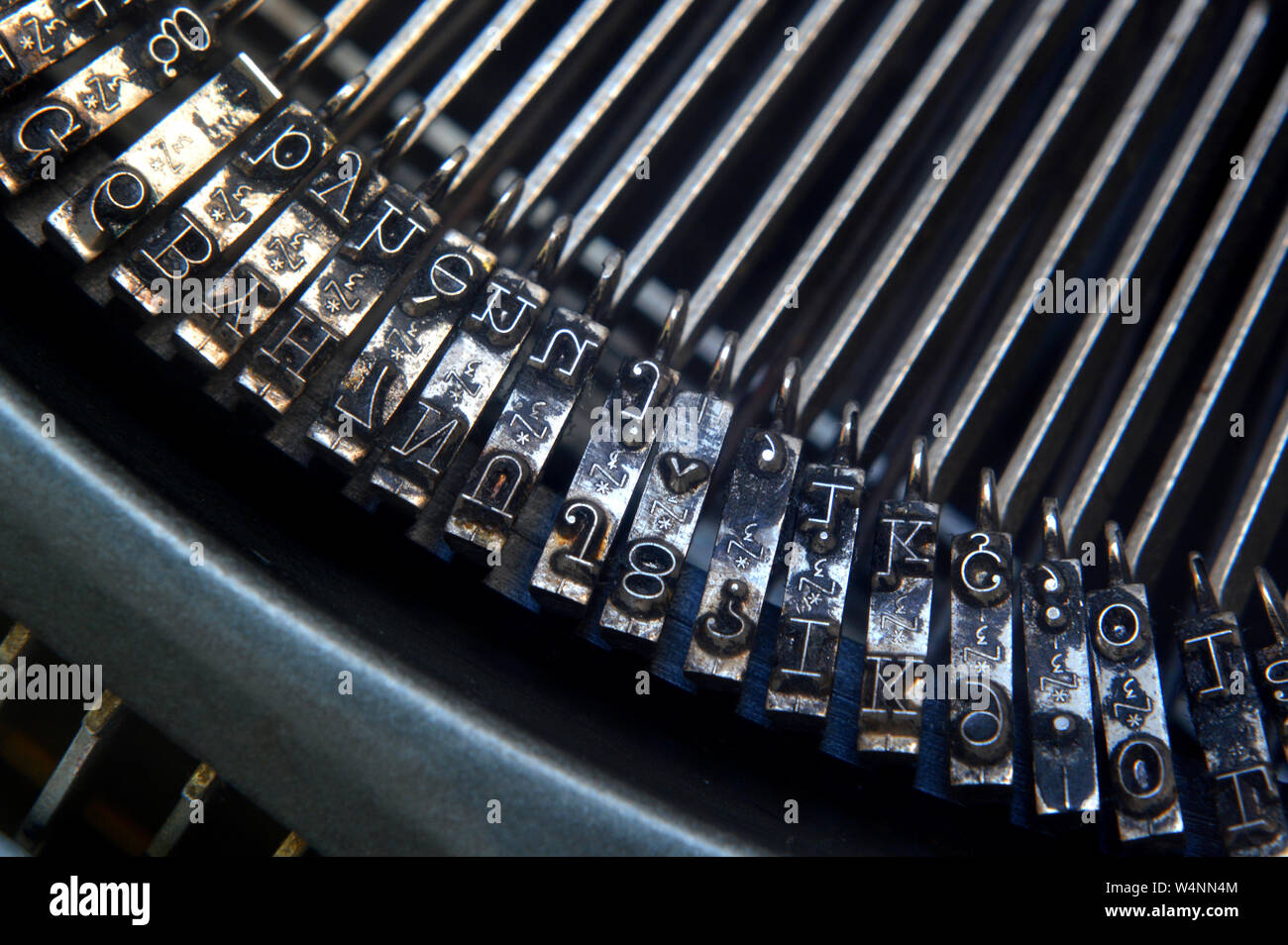 Détails sur les caractères typographiques d'une vieille machine à ...