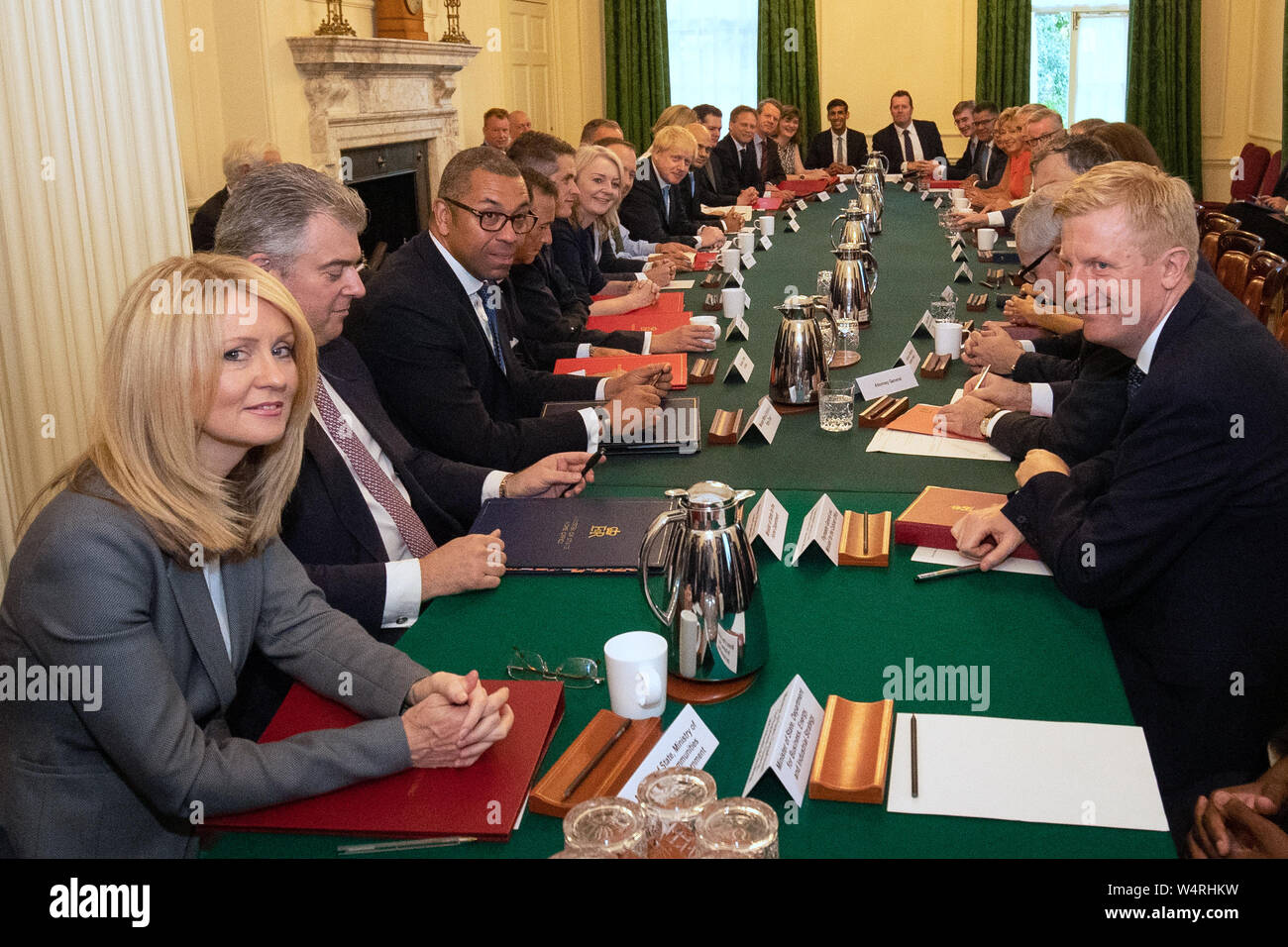 (Autour de la table en bas à gauche) Esther McVey, James habilement ...