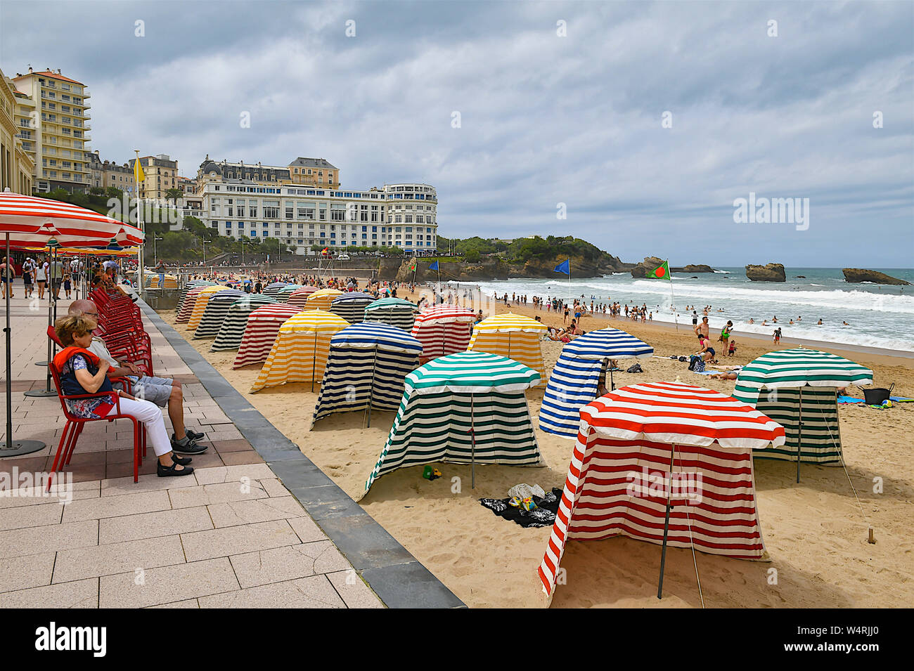La plage de biarritz pleine de monde Banque de photographies et d ...