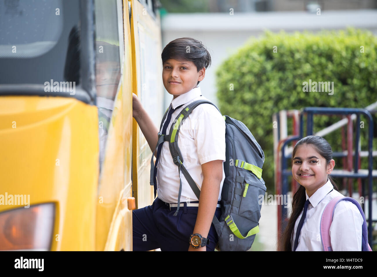 Ado bus Banque de photographies et d’images à haute résolution - Alamy