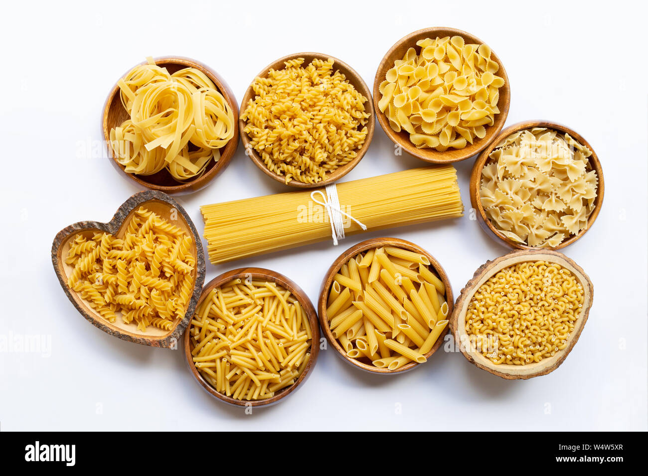 Différents types de pâtes sèches sur fond blanc Photo Stock - Alamy