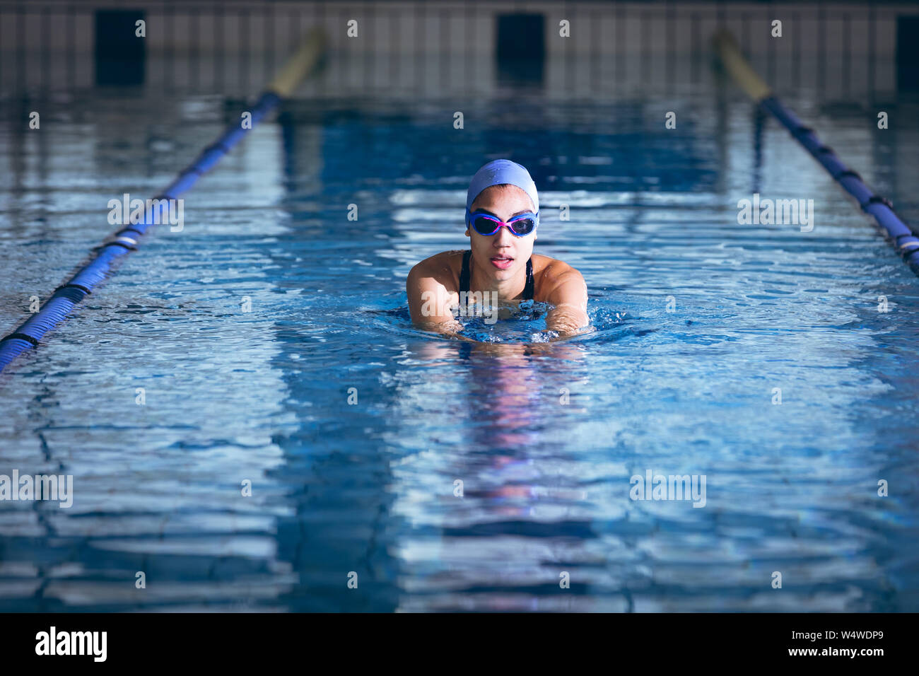 Nageur dans une piscine Banque de photographies et d’images à haute ...