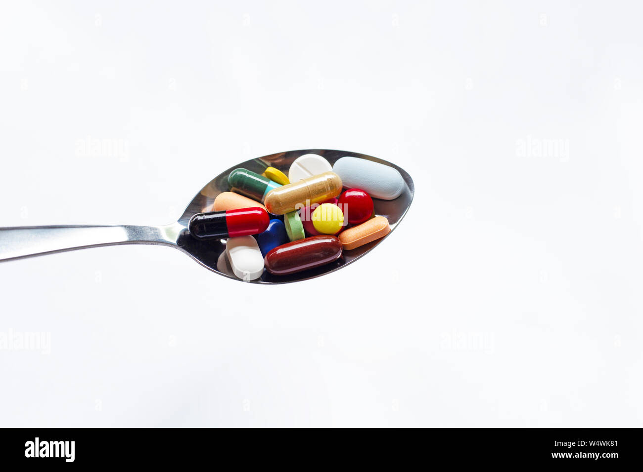 Différents types de comprimés, gélules et comprimés sur fond blanc avec ...
