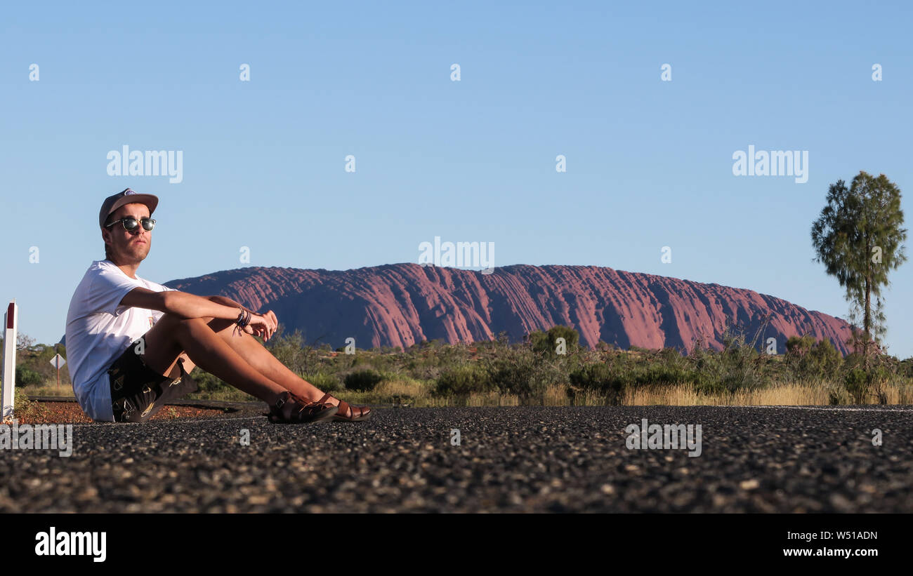 Tourisme à Uluru ou Ayers Rock en Australie Centrale, l'énorme ...