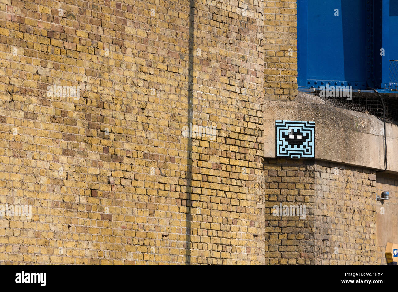 Une mosaïque par 'Invader' français bien connu, l'artiste de rue dont ...
