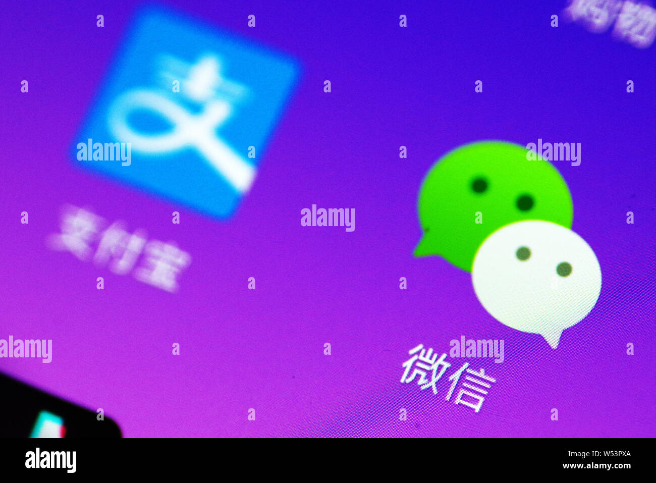 --FILE--Vue d'une icône de l'application messagerie Weixin, ou de ...