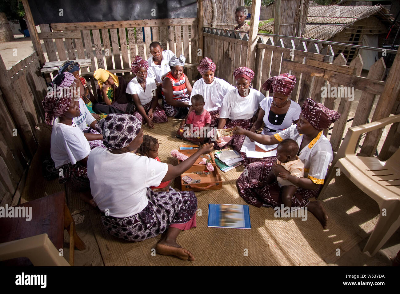 Femmes africaines village Banque de photographies et d’images à haute ...