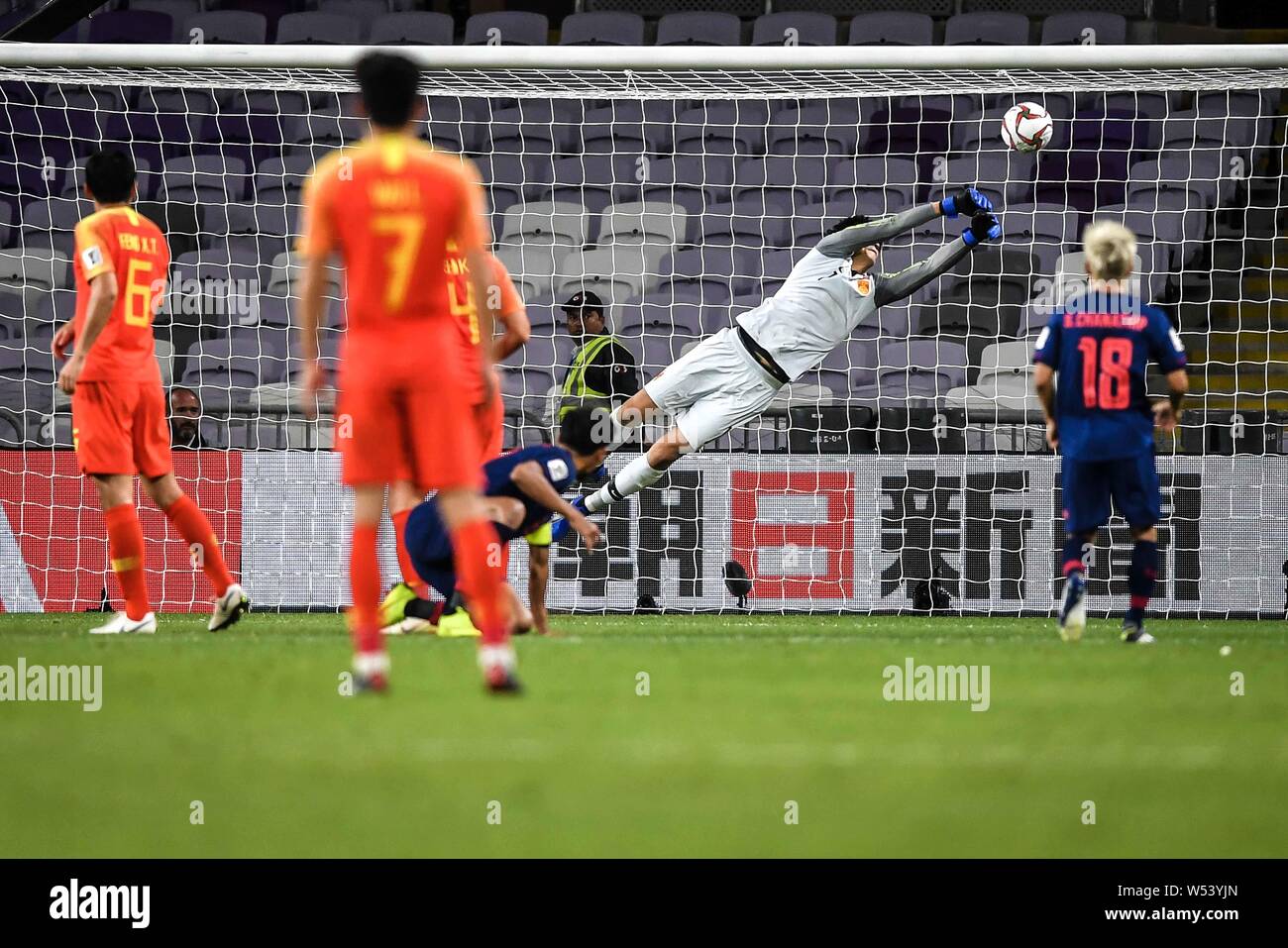 Yan Junling de Chine enregistre la balle de la Thaïlande dans la ronde ...