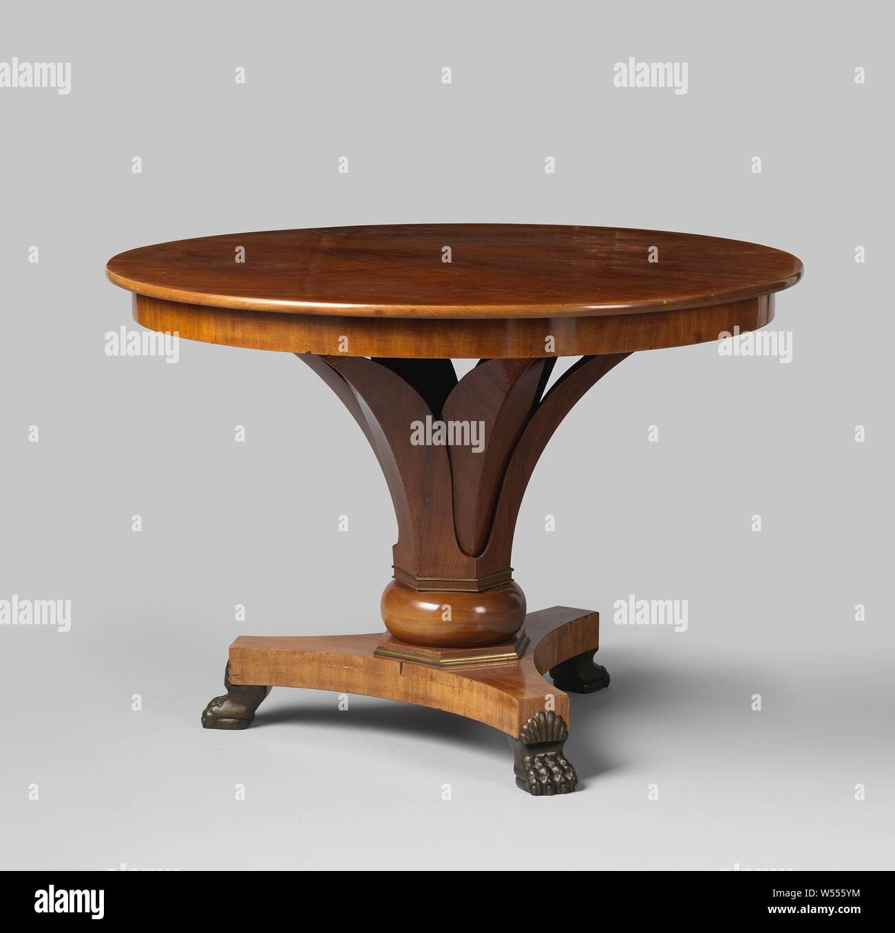 Table, ronde, en acajou, reposant sur un pied hexagonal recouvert de ...