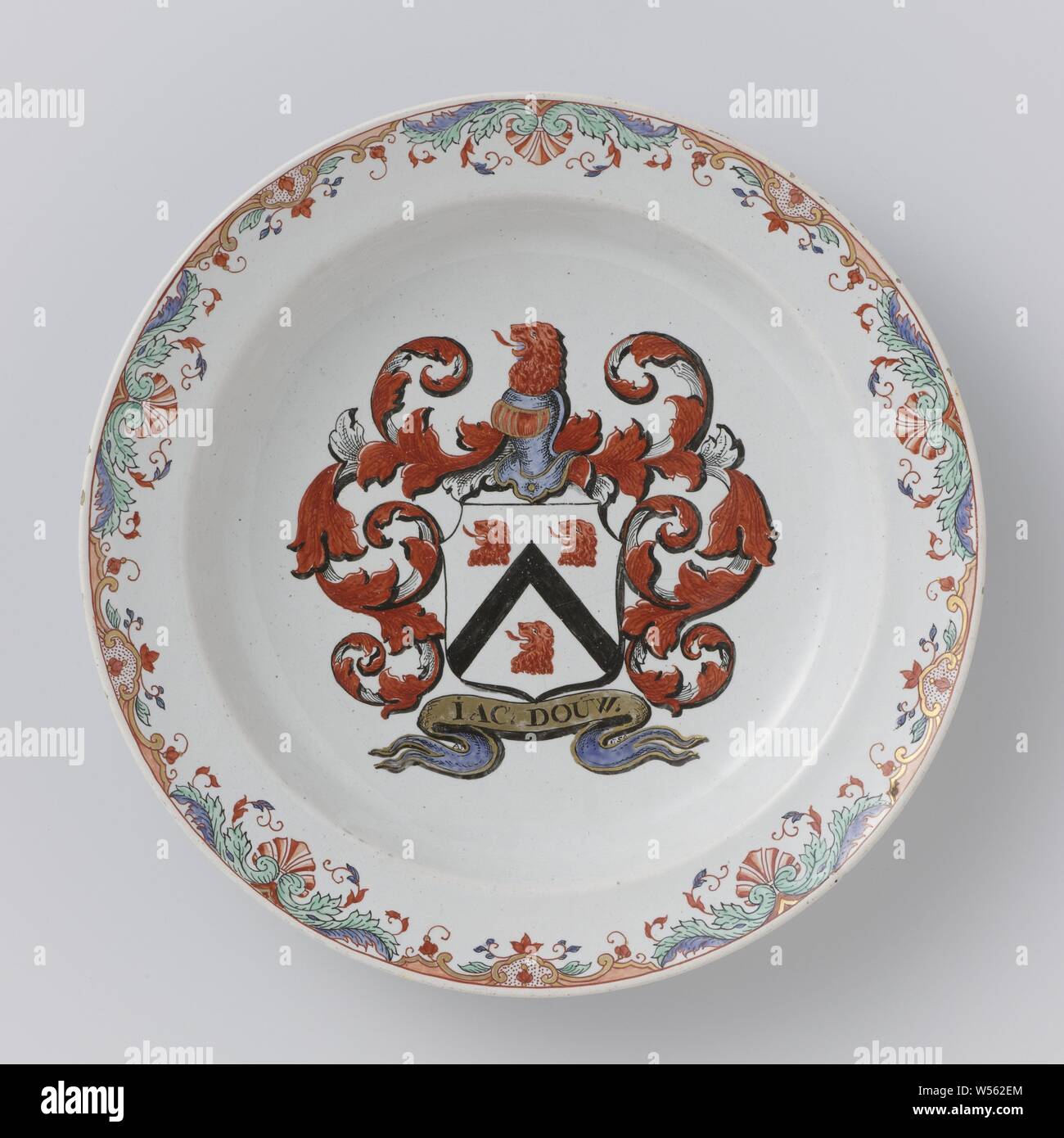 La plaque avec le blason de la famille Douw sur l'étagère, la plaque ...