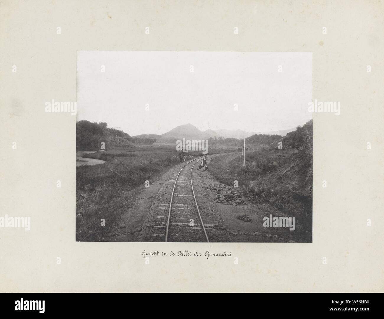 Voir dans la vallée de l'Tjimandiri (titre sur l'objet) des chemins de ...