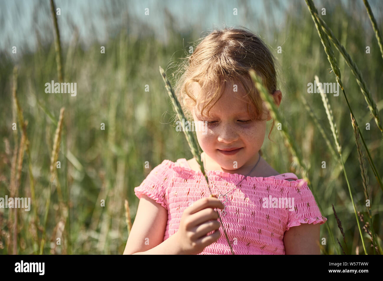 Sourire Timide Banque d'image et photos - Alamy