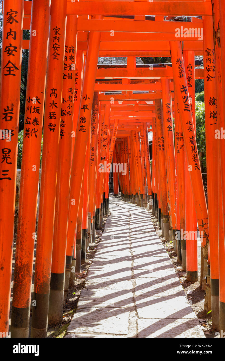 Torii gates nezu sanctuaire Banque de photographies et d’images à haute ...