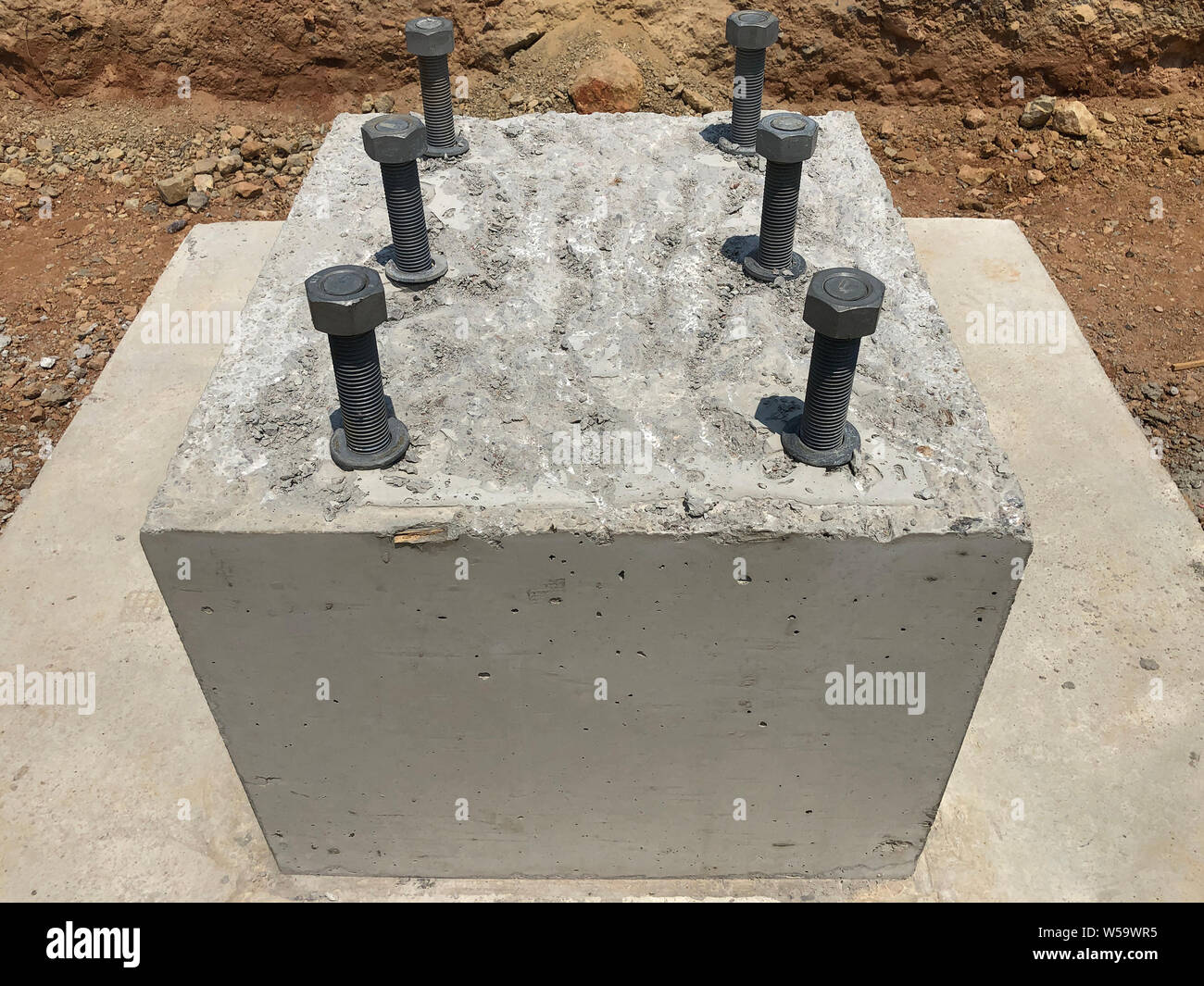 Fondation en béton armé avec des boulons d'ancrage métallique destiné à ...
