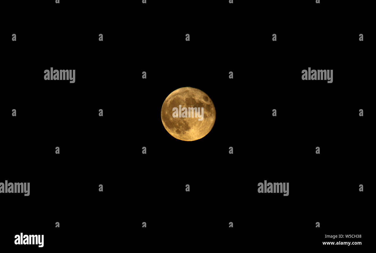 Lune jaune Banque de photographies et d’images à haute résolution - Alamy