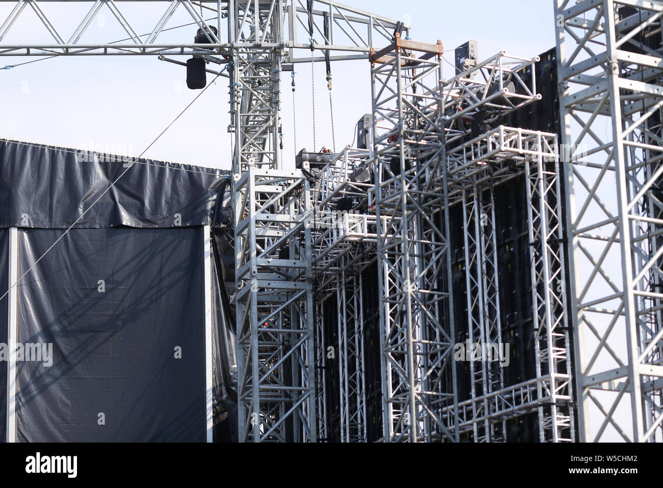 Détails avec la structure métallique d'une grande scène de concert vu ...