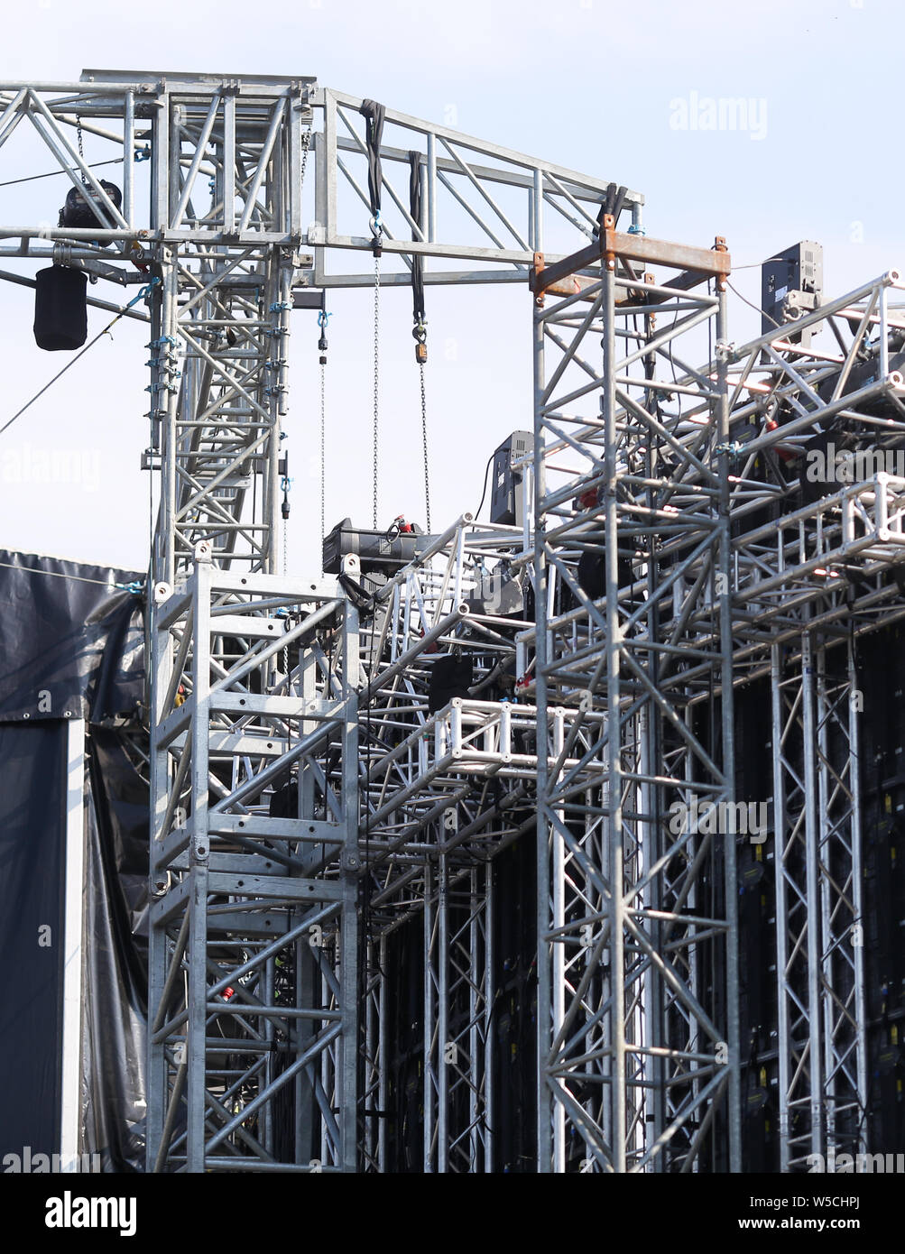 Détails avec la structure métallique d'une grande scène de concert vu ...