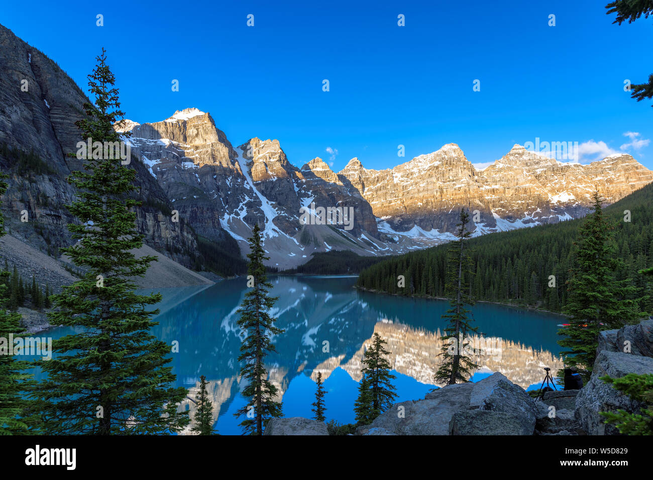 Lac moraine levé du soleil Banque de photographies et d’images à haute résolution - Alamy