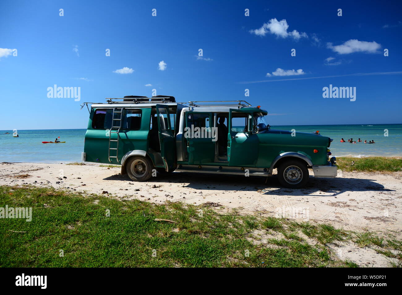 Classic car on beach Banque de photographies et d’images à haute ...