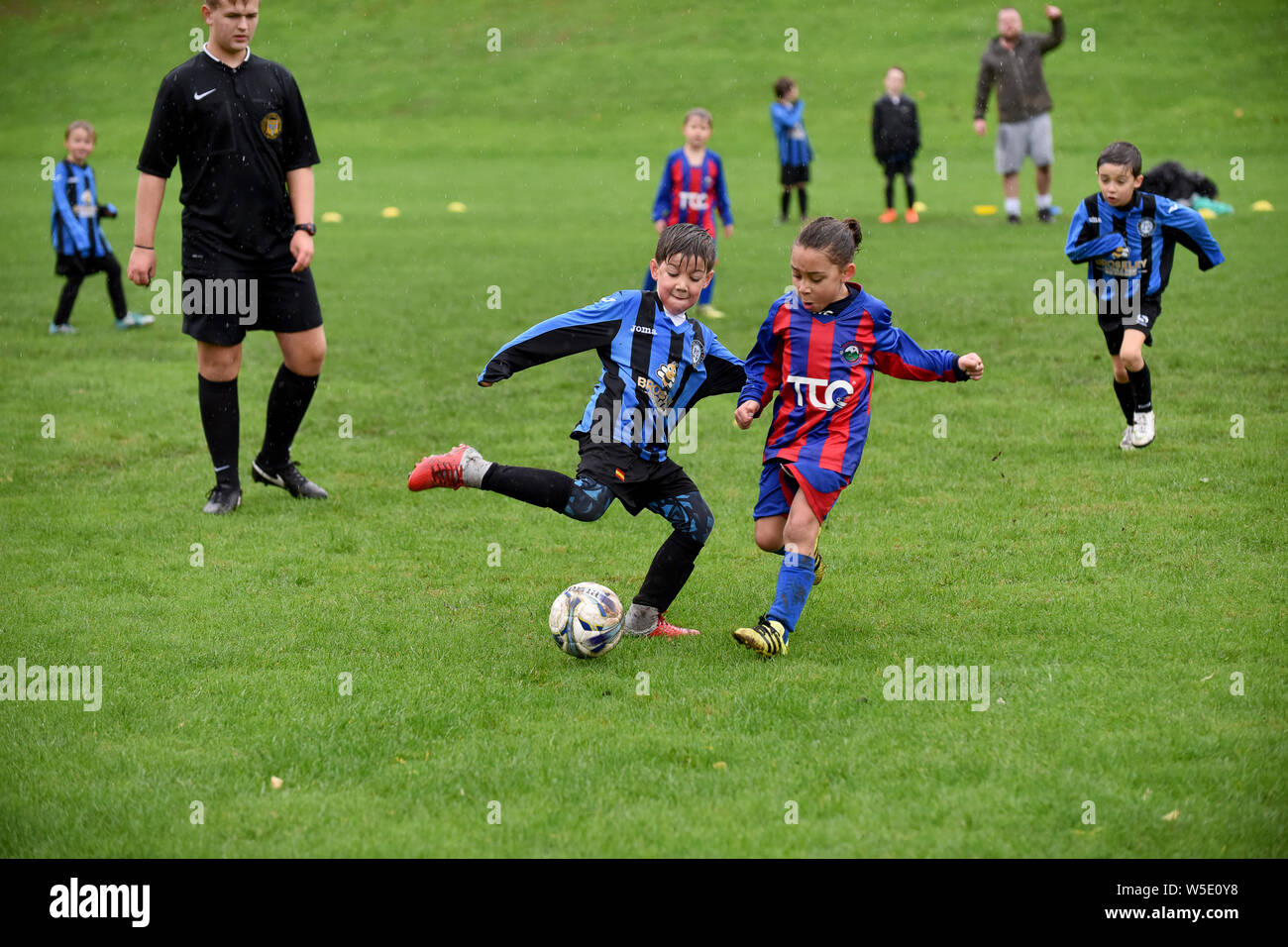 Kids football match Banque de photographies et d’images à haute ...
