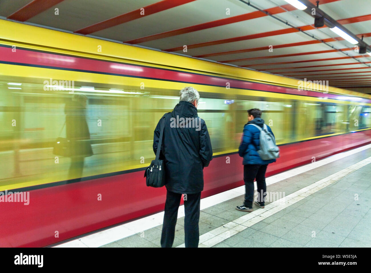 S bahn train stop Banque de photographies et d’images à haute ...