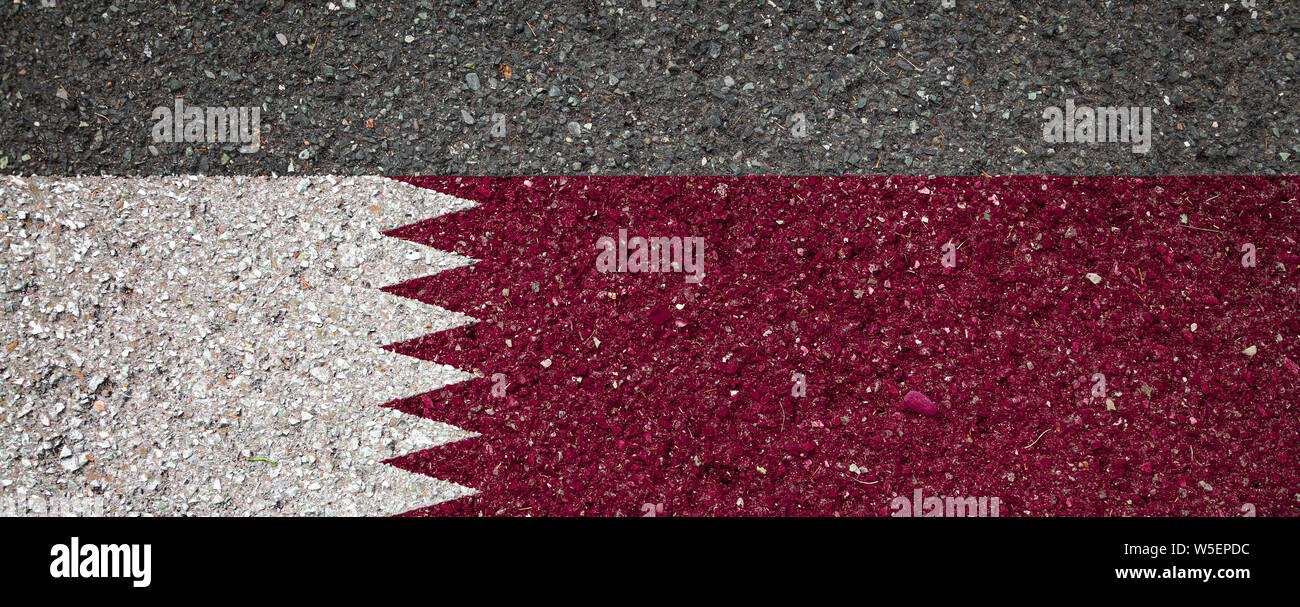 Drapeau national du Qatar sur un arrière-plan en pierre.La notion de ...