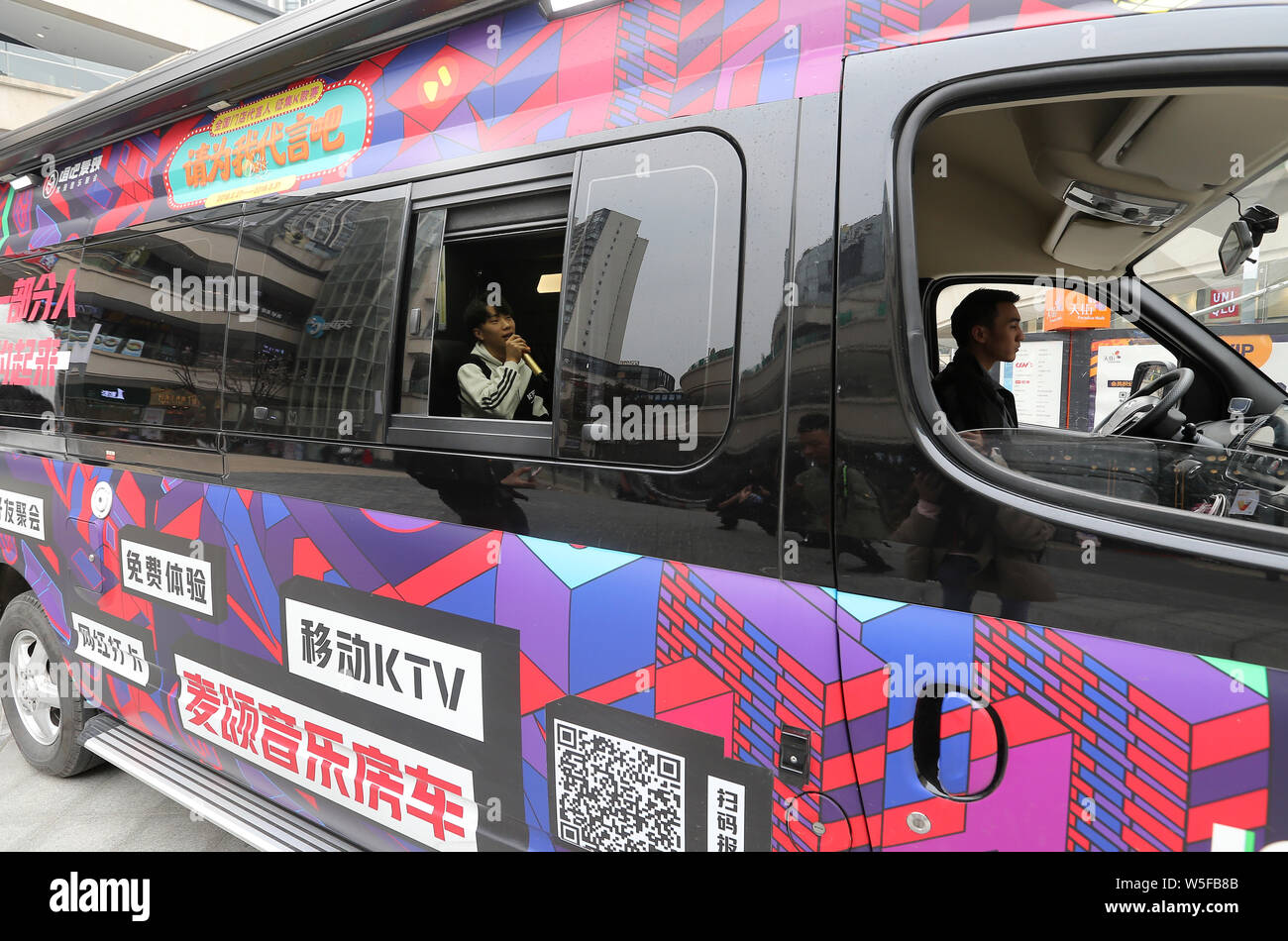 Les clients bénéficient eux-mêmes à l'intérieur d'un bar KTV mobile ...