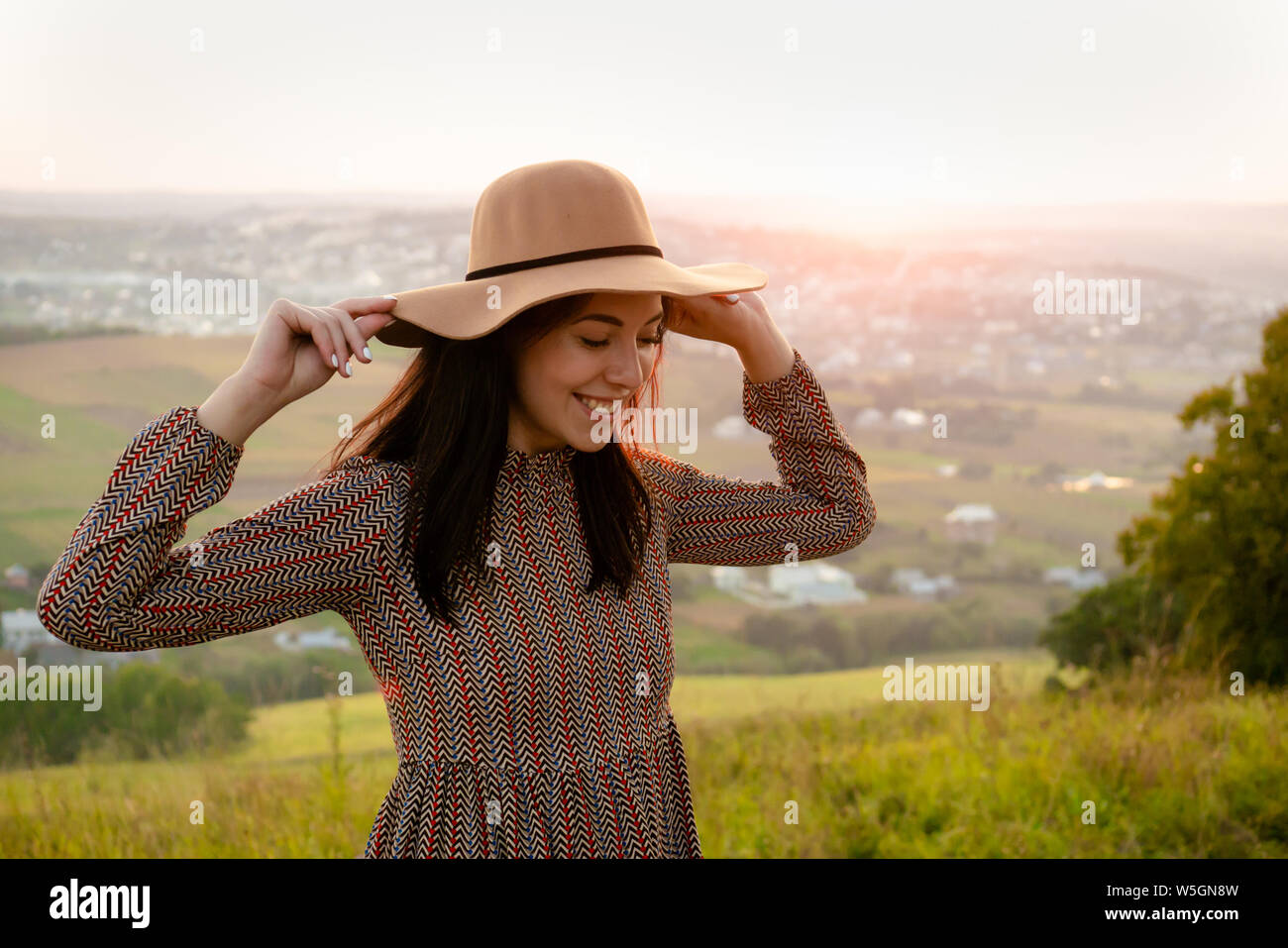 Portrait of a beautiful happy girl in a hat sur un arrière-plan de la ...