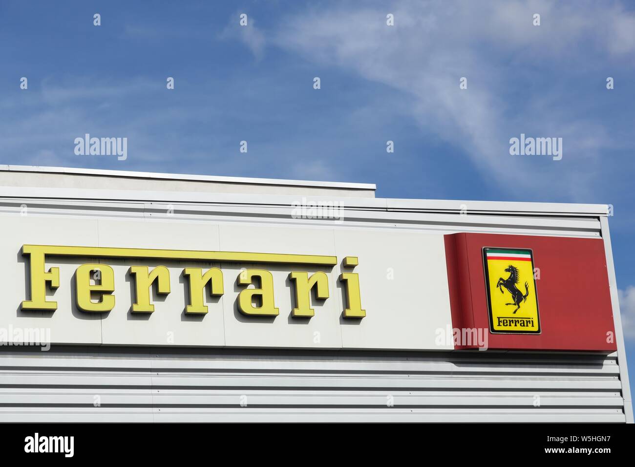 Lyon, France - 25 septembre 2015 : Ferrari logo sur une façade d'un ...