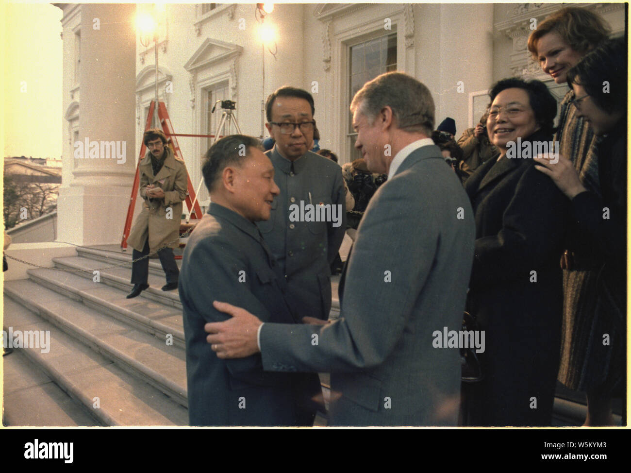 Deng Xiaoping et Madame Zhuo Lin dites au revoir à Jimmy Carter et ...