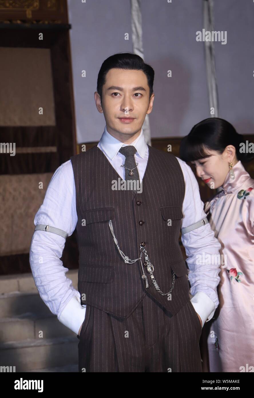 L'acteur chinois Huang Xiaoming pose au cours d'une session de tournage ...