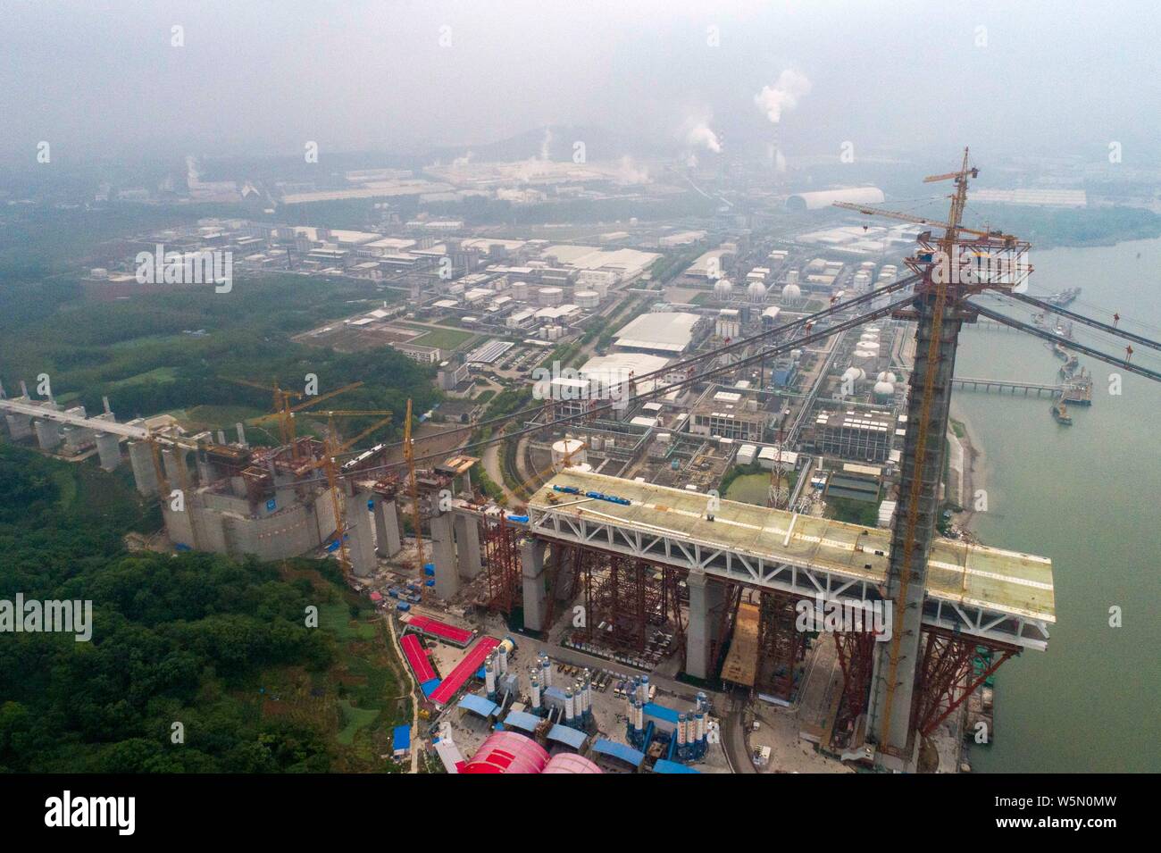 Le câble principal de Wufengshan Yangtze River Bridge, le premier pont ...