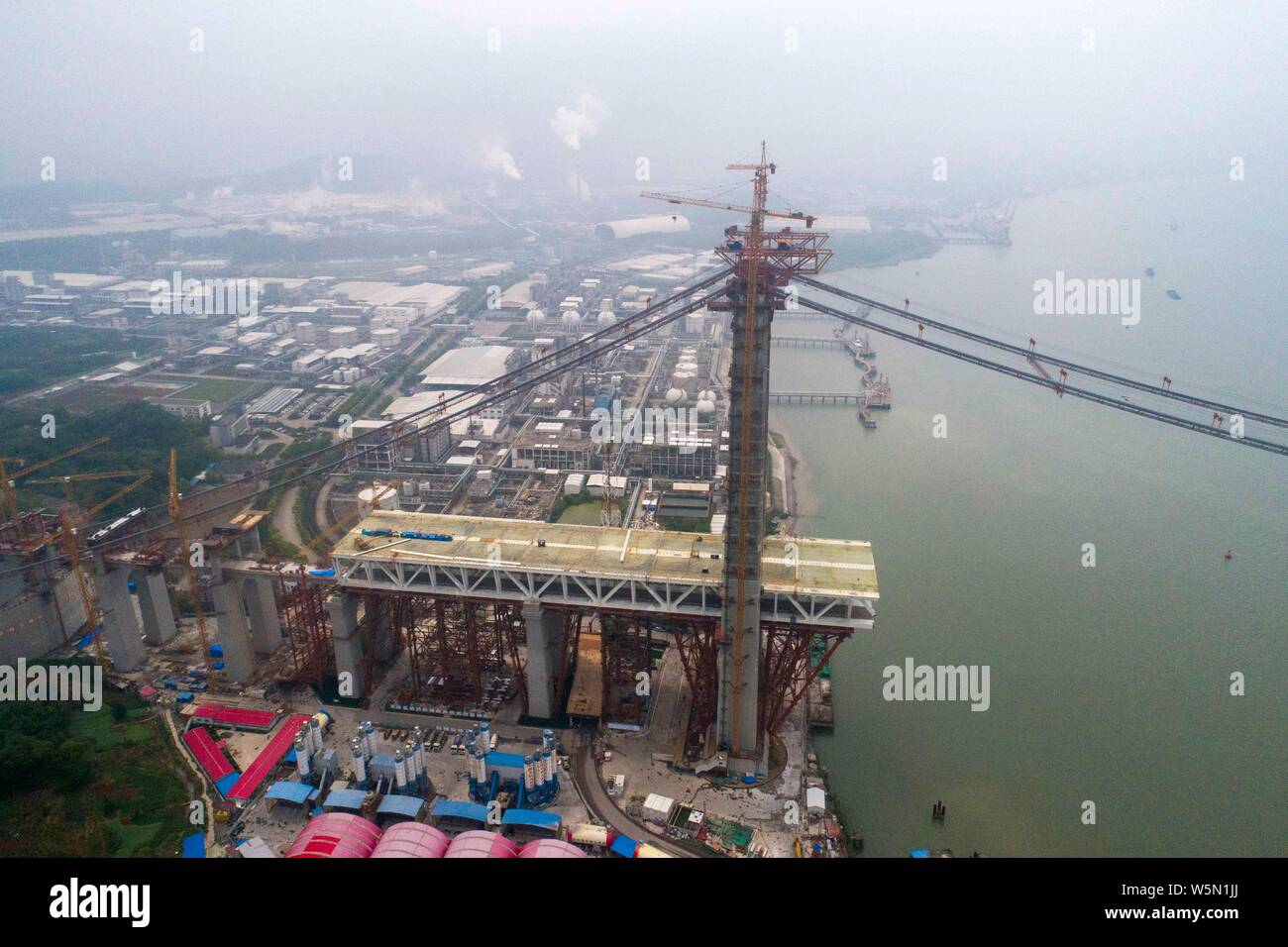 Le câble principal de Wufengshan Yangtze River Bridge, le premier pont ...