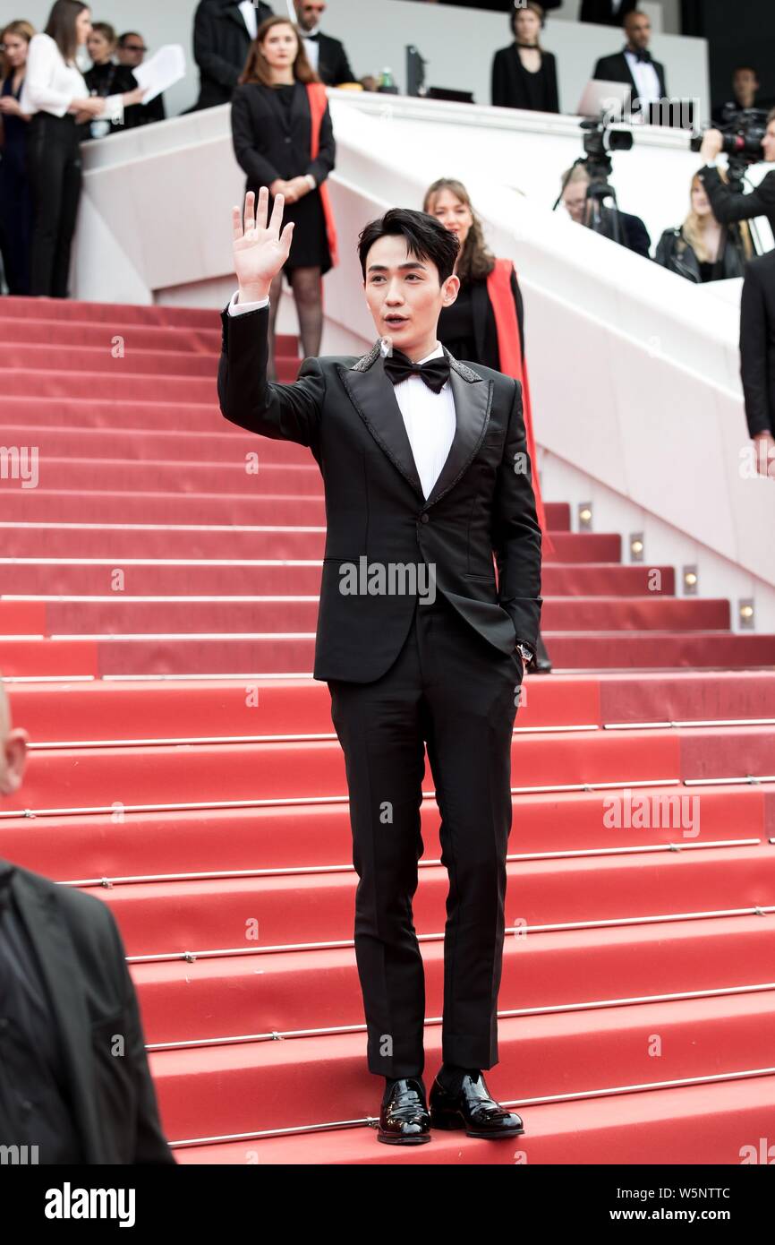 L'acteur chinois Zhu Cang Yue pose comme il arrive sur le tapis rouge pour le 72e Festival ...