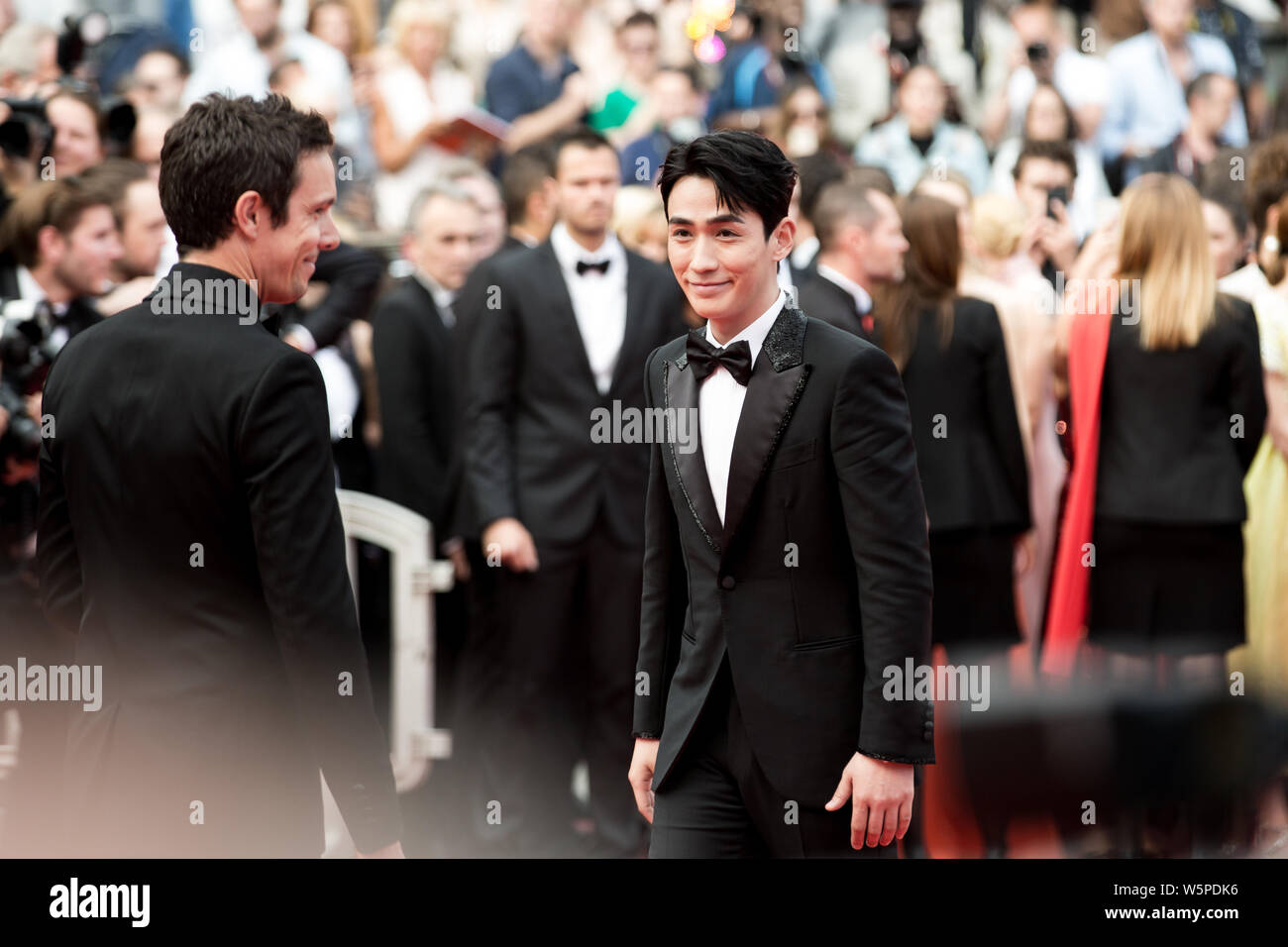 L'acteur chinois Zhu Cang Yue pose comme il arrive sur le tapis rouge ...