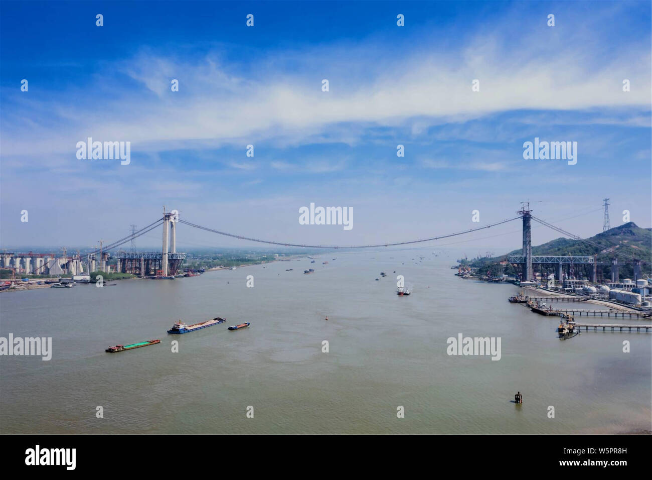 Le câble principal de Wufengshan Yangtze River Bridge, le premier pont ...