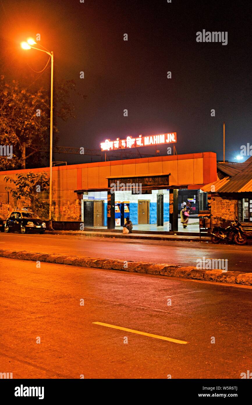 La gare de mahim junction Banque de photographies et d’images à haute ...