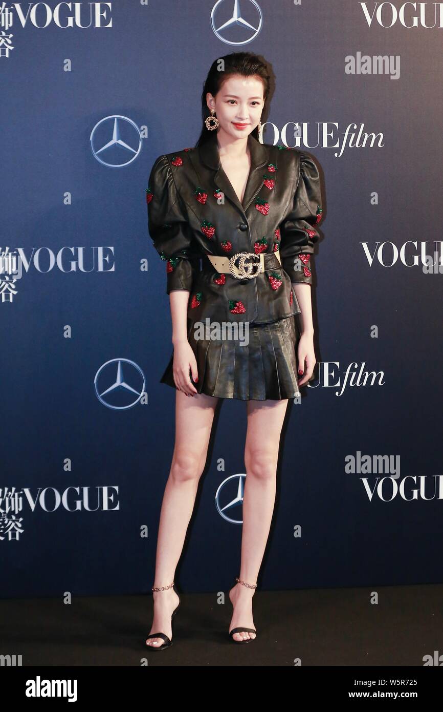 L'actrice chinoise Yi Sun pose comme elle arrive sur le tapis rouge pour 2019 Vogue Film ...