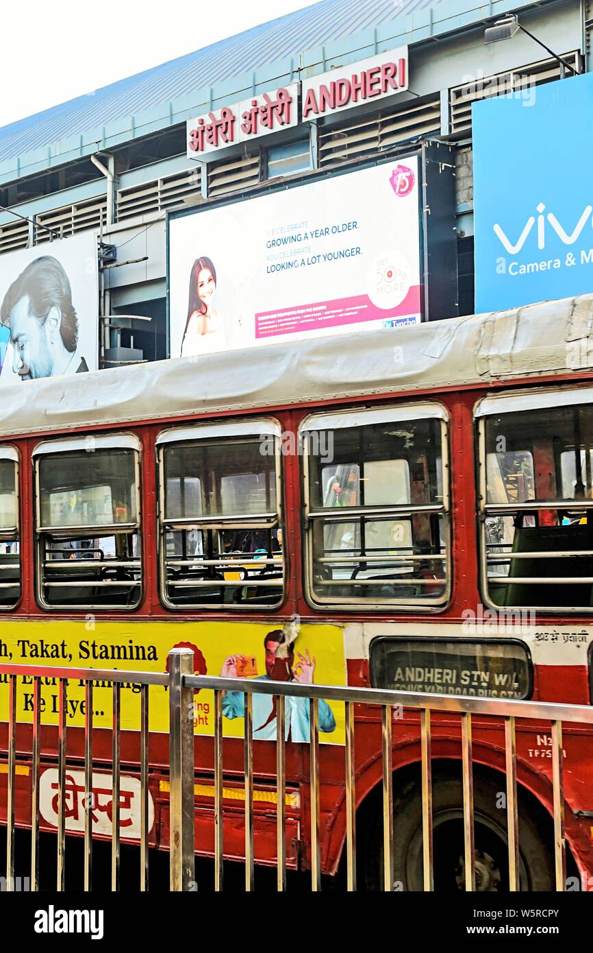 Indian hoardings mumbai india Banque de photographies et d’images à ...
