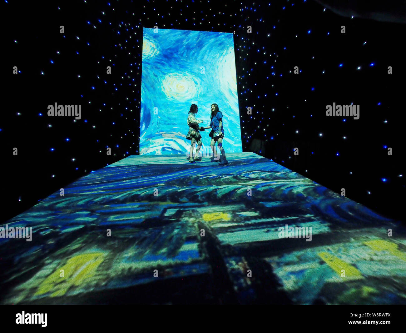 Les visiteurs voir une projection de l'art par le peintre post ...