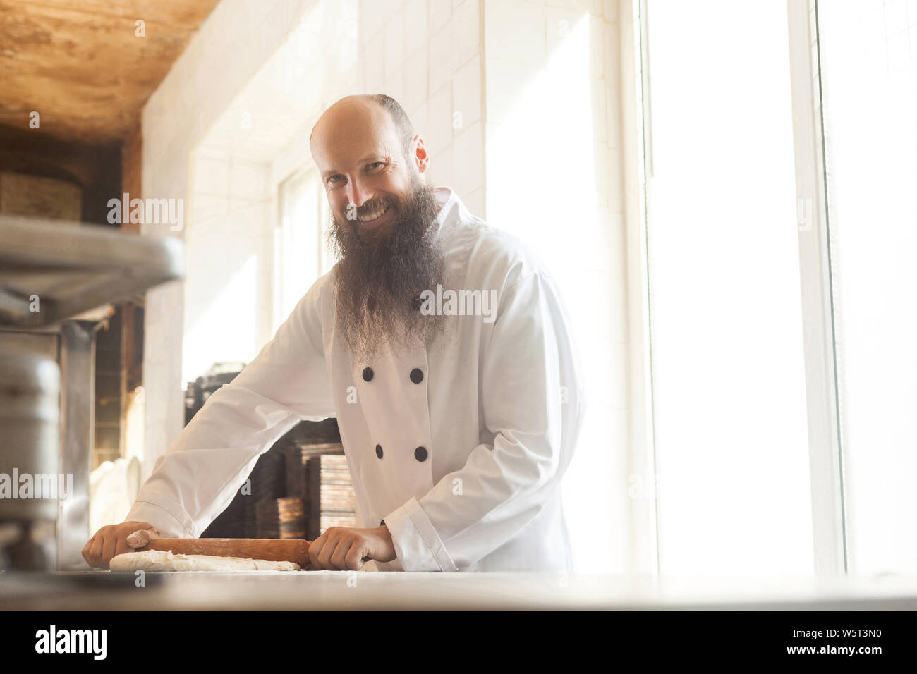 Barbe Baker avec adultes en uniforme blanc debout dans travail et ...