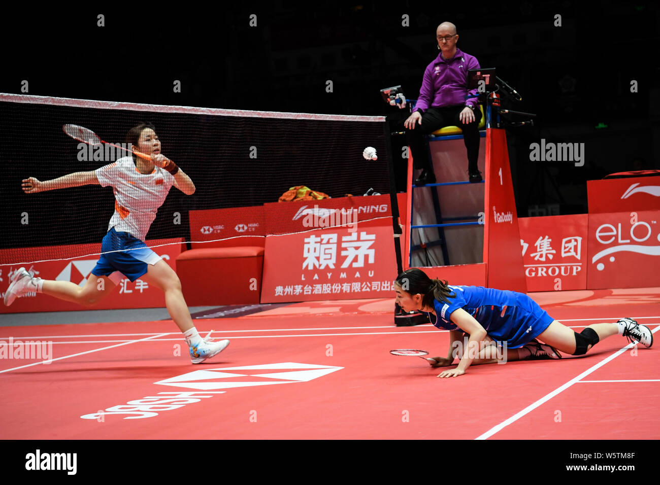 Misaki Matsutomo du Japon avec son copain d'Ayaka Takahashi est en concurrence contre Chen Jia ...