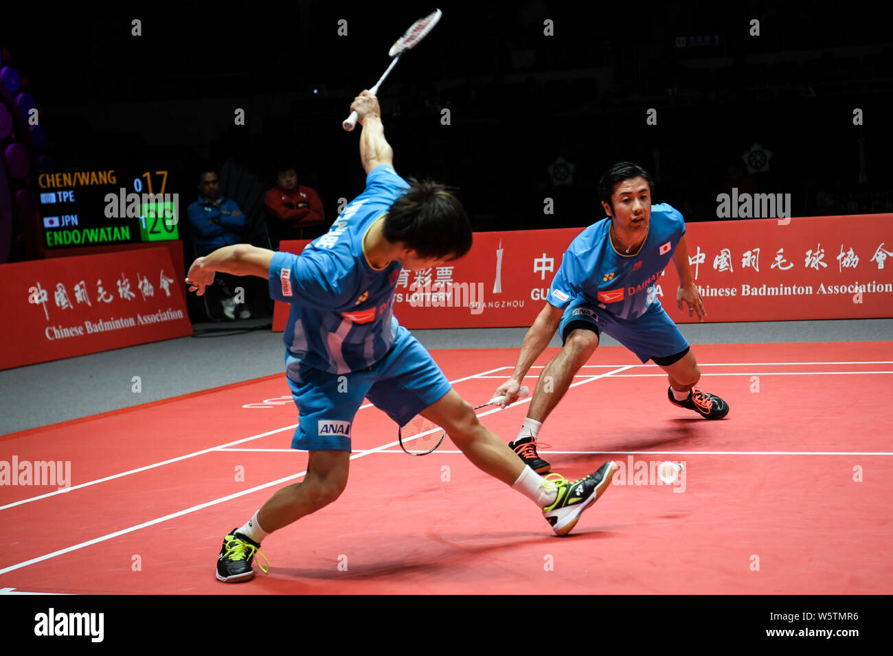 Hiroyuki Endo et Yuta Watanabe du Japon retourner un shot à Chen Hung-ling et Wang Chi-lin du ...