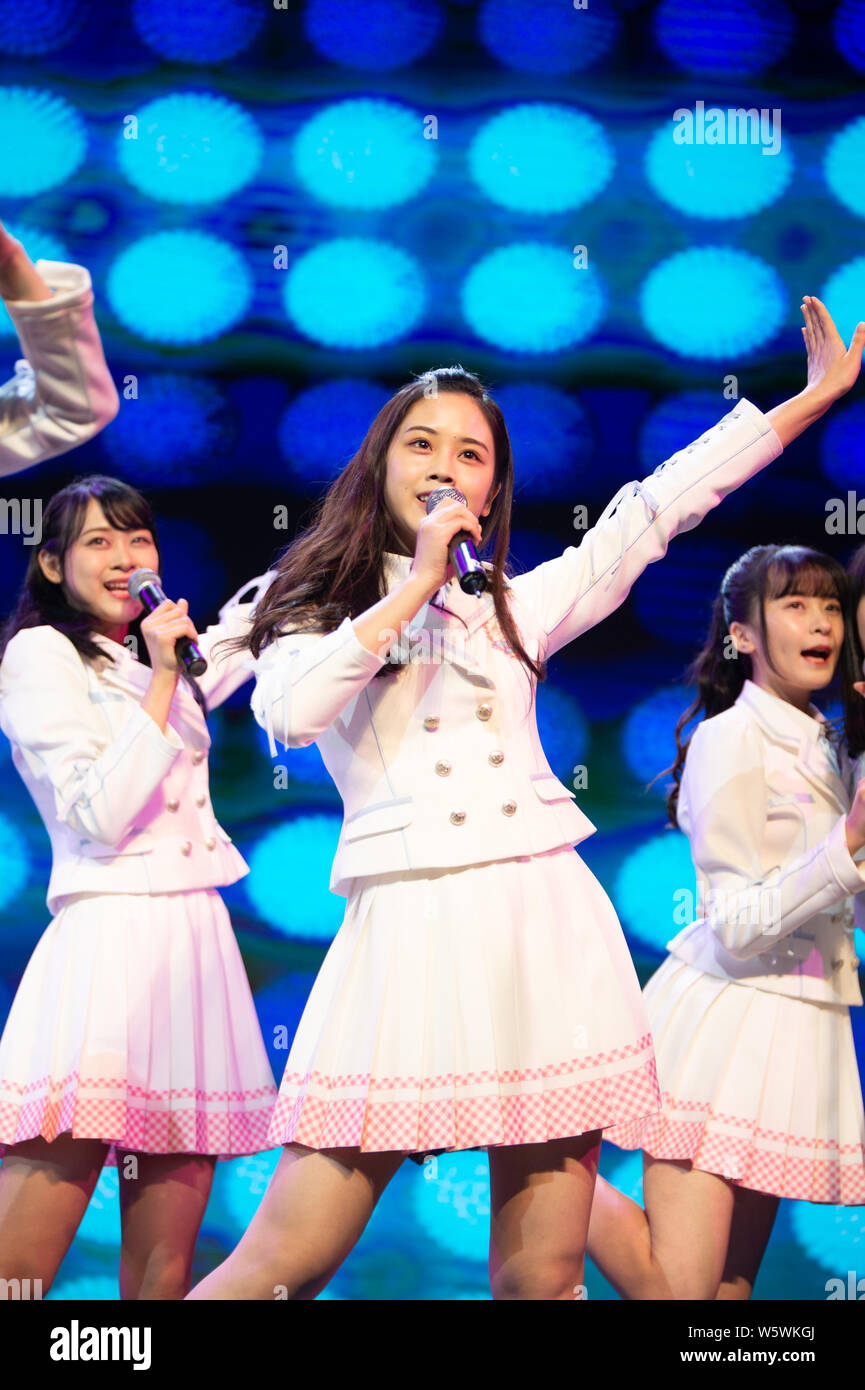 Members japanese idol group akb48 Banque de photographies et d’images à ...