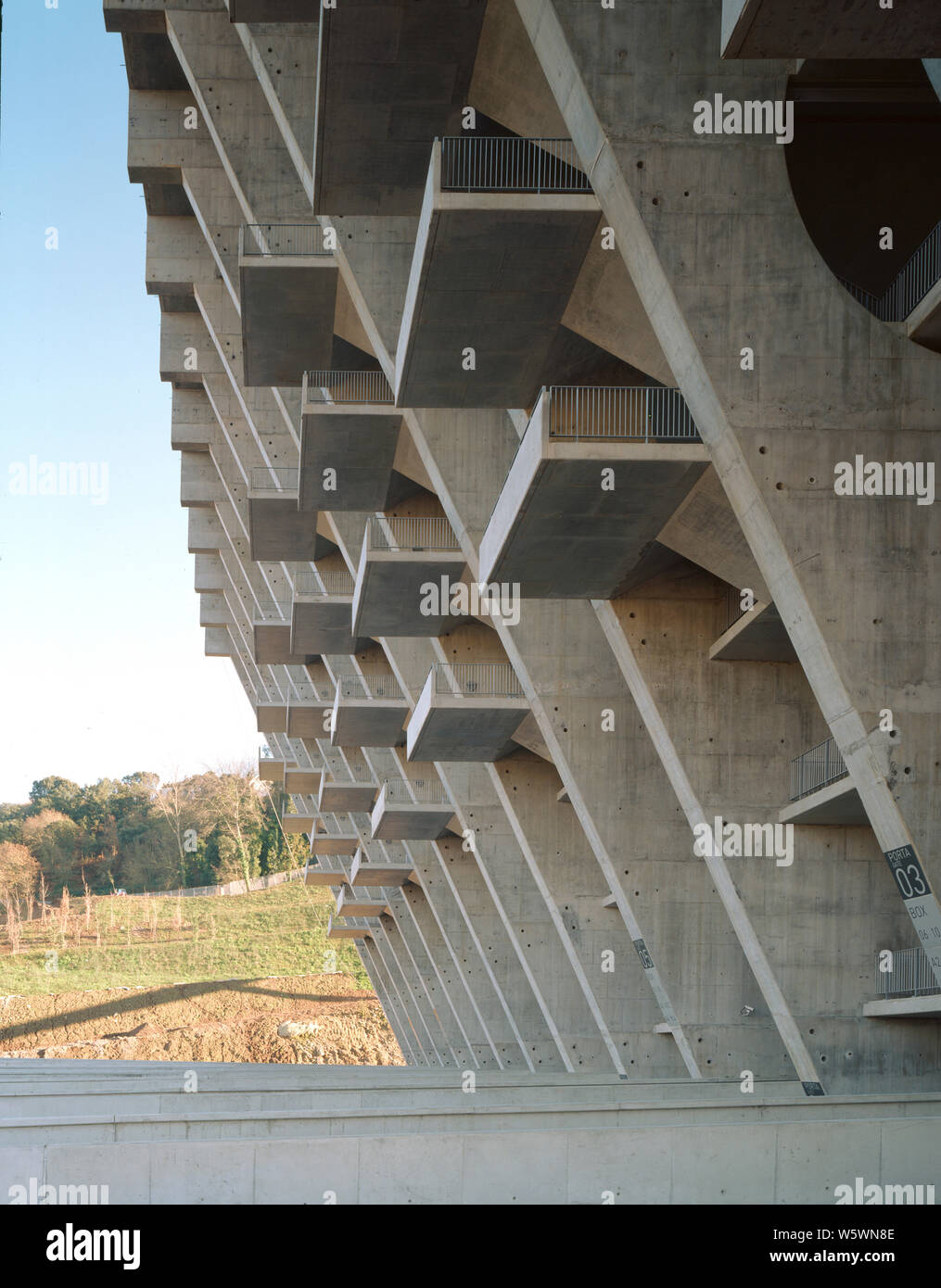 La structure de béton en pente avec l'atterrissage de plusieurs étages ...