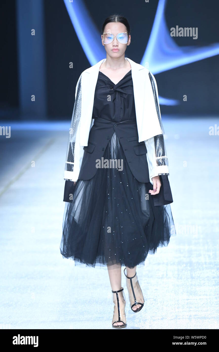 Un modèle affiche une nouvelle création du fashion show de l'Oriental Centre moderne Á Jean ...