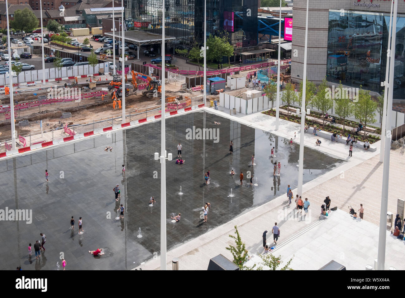 Le nouveau dispositif de l'eau miroir et fontaines de Centenary Square ...