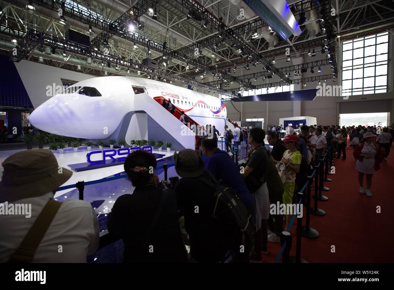 Une grande maquette de la CR929 widebody passenger jet affichée par ...