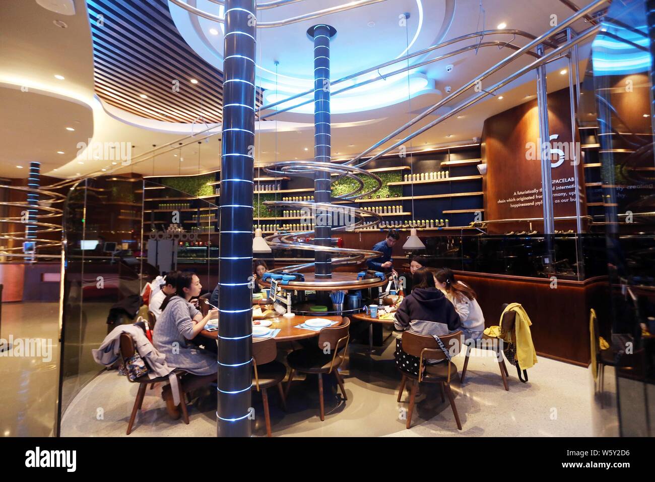 Les clients de dîner dans le monde de l'Asie et du dixième troisième ...