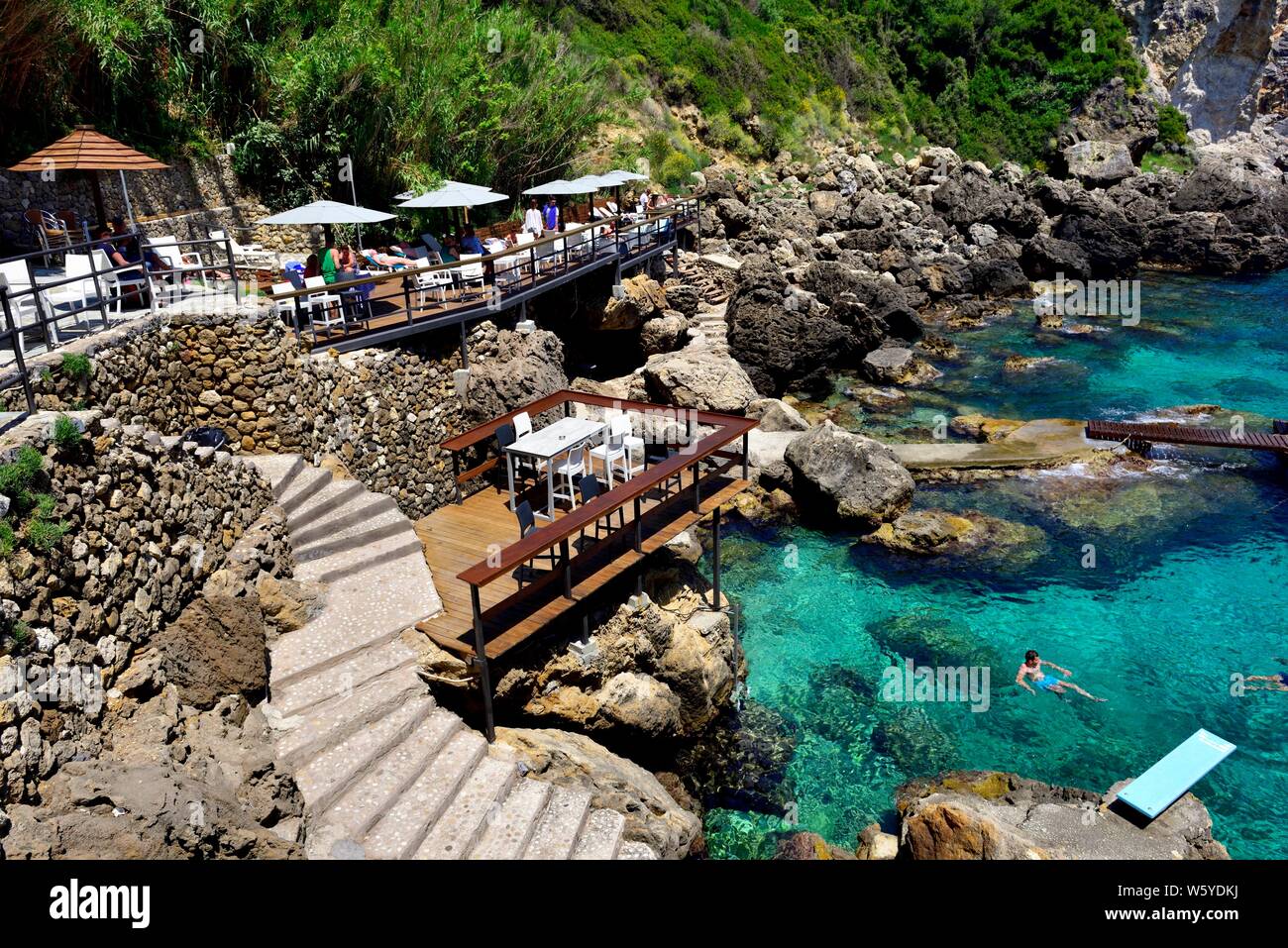 La Grotta Bar de plage de Paleokastritsa, Corfou, Grèce Photo Stock - Alamy